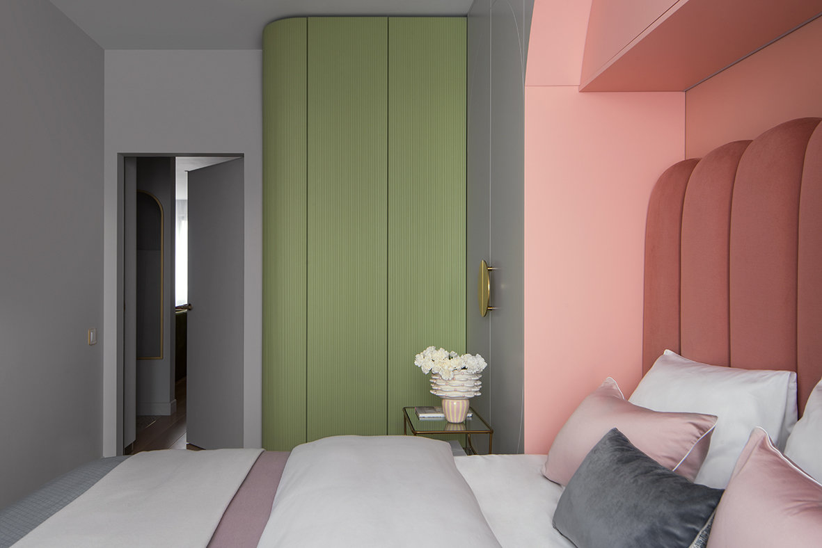 O amenajare de 56 mp in nuante de roz prafuit si linii curbate