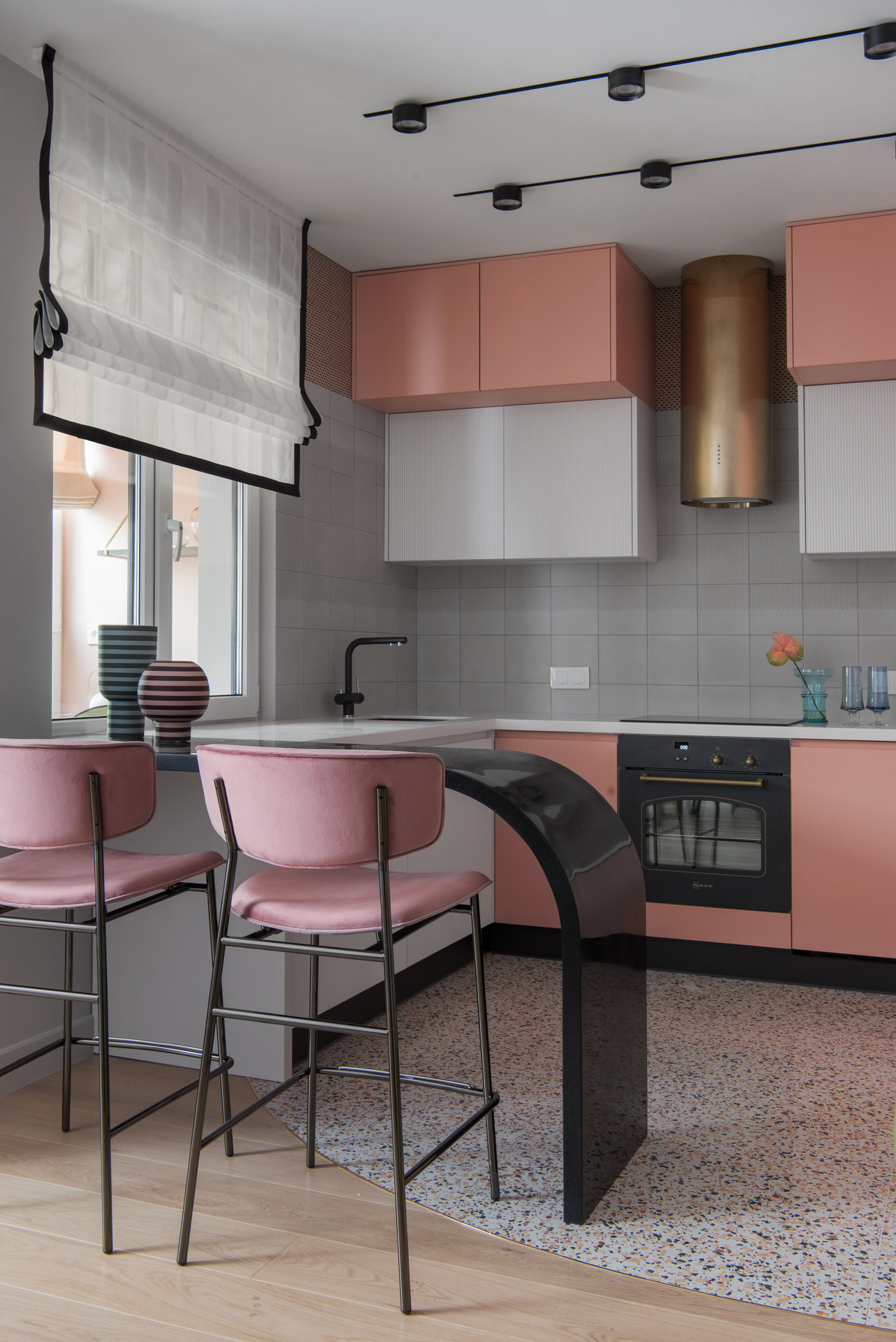 O amenajare de 56 mp in nuante de roz prafuit si linii curbate