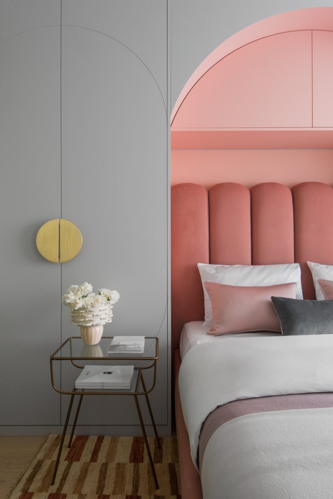 O amenajare de 56 mp in nuante de roz prafuit si linii curbate