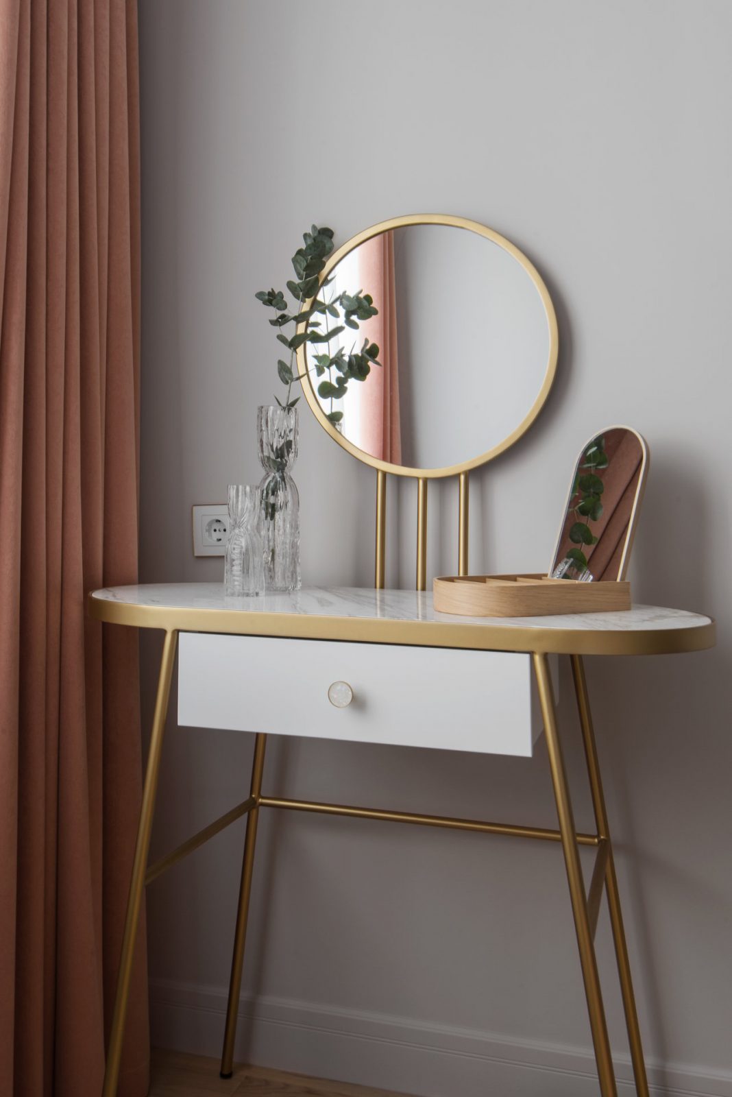 O amenajare de 56 mp in nuante de roz prafuit si linii curbate