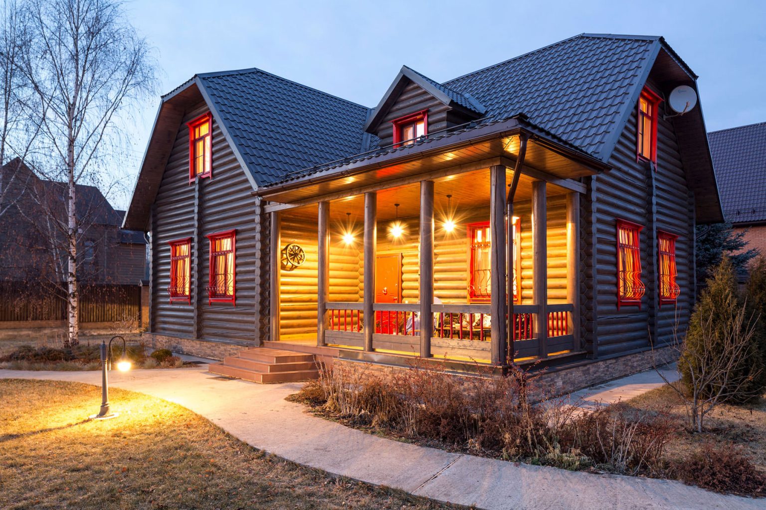 O casa din lemn amenajata in stil rustic cu detalii vintage
