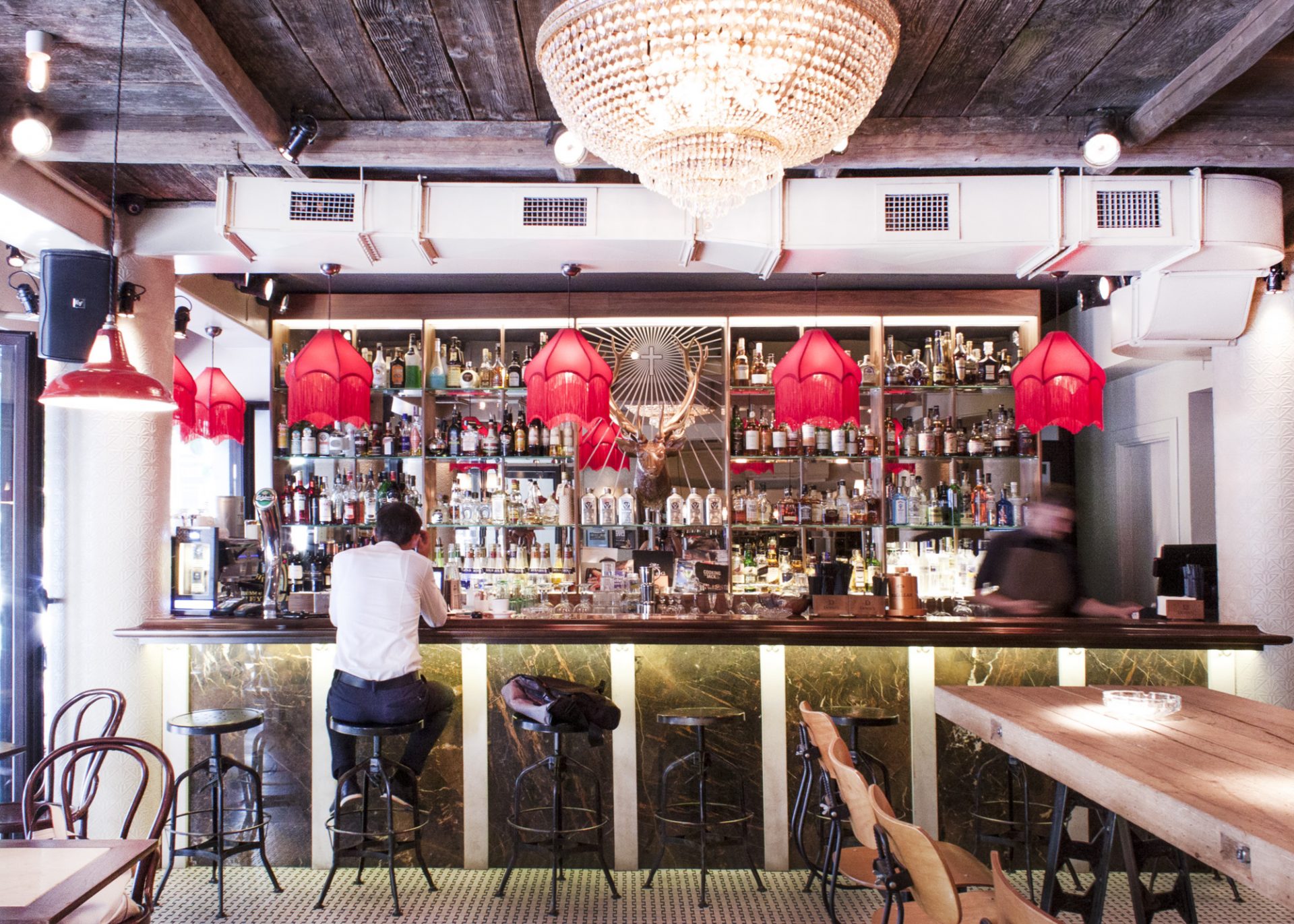 Salon Golescu - Decor eclectic cu jazz pe fundal pentru un gastro ...